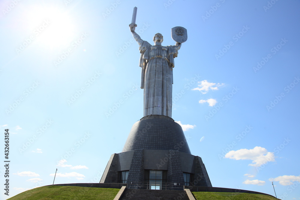Foto de KYIV, UKRAINE - APRIL 10, 2019: The Famous Mother Motherland ...