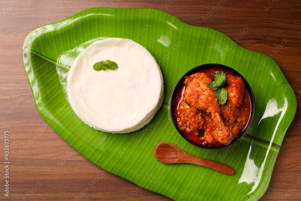 Foto de Rice pathiri Pathir flat bread with spicy chicken curry, Kerala ...
