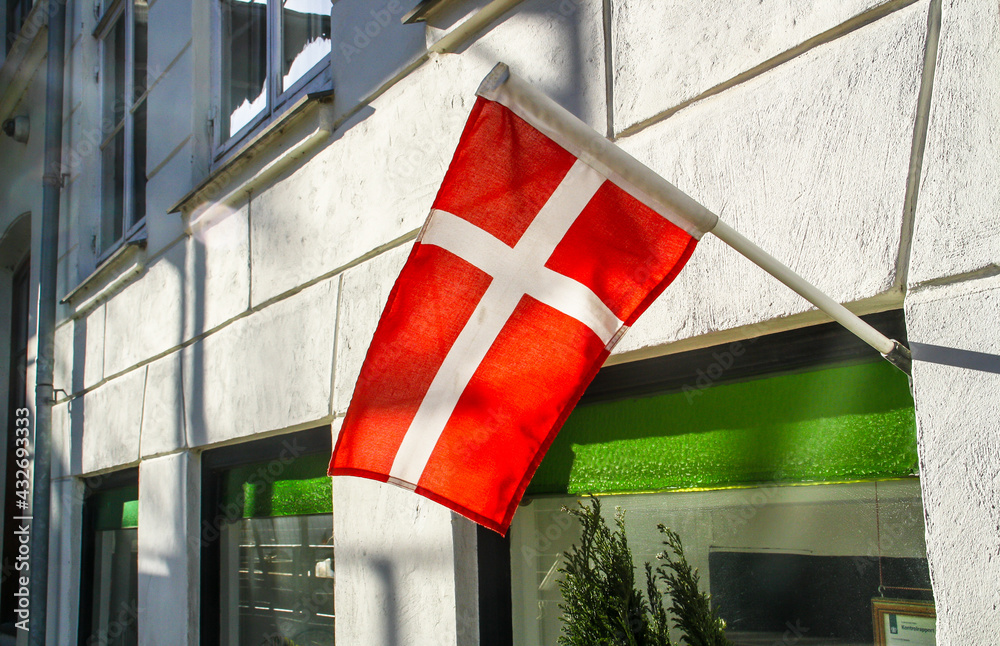 Bandera danesa en una calle de Copenhague, Dinamarca. Un pequeño ...