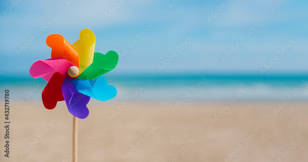 Foto Stock plastic windmill with the colors of the rainbow, on the sand ...