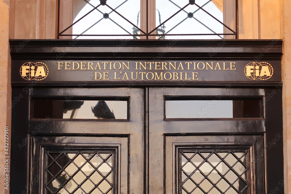 Enseigne / logo de la Fédération Internationale de l'Automobile (FIA) sur la porte d'entrée de ...