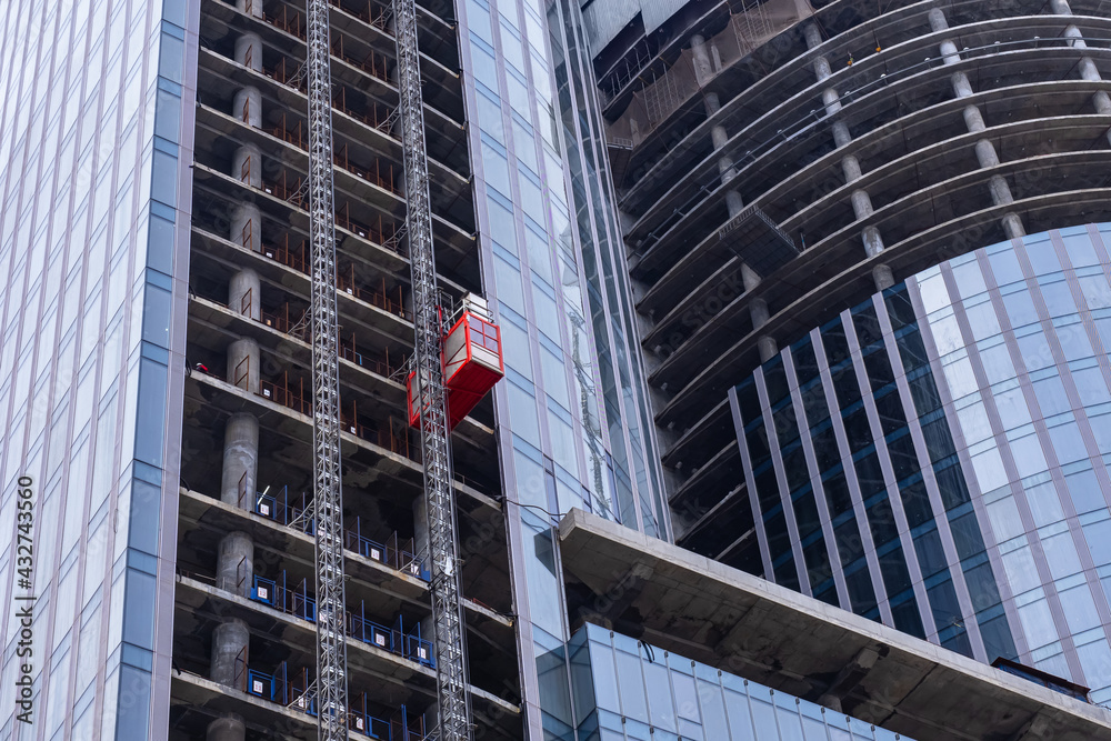 Foto de Construction elevator lift on skyscraper. Fragment of a ...