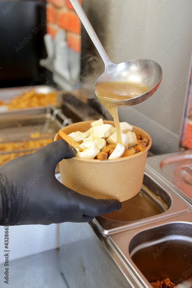Préparation d'une poutine dans un food truck Stock Photo | Adobe Stock