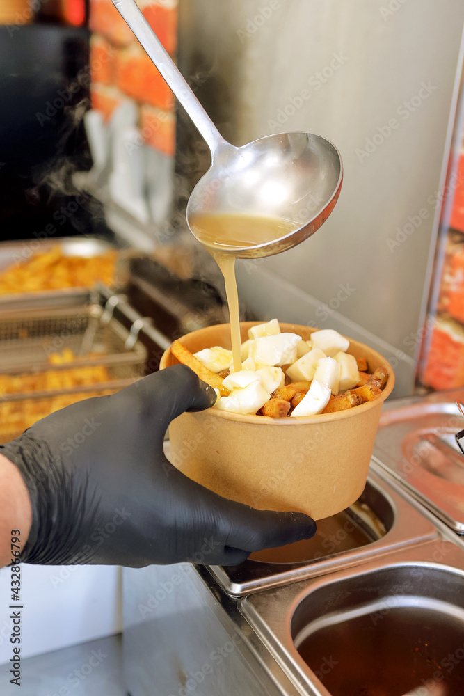Préparation d'une poutine dans un food truck foto de Stock | Adobe Stock