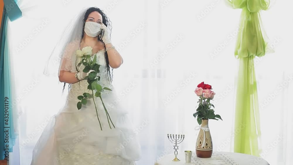 Vidéo Stock A Jewish bride in a wedding dress and veil wearing a ...