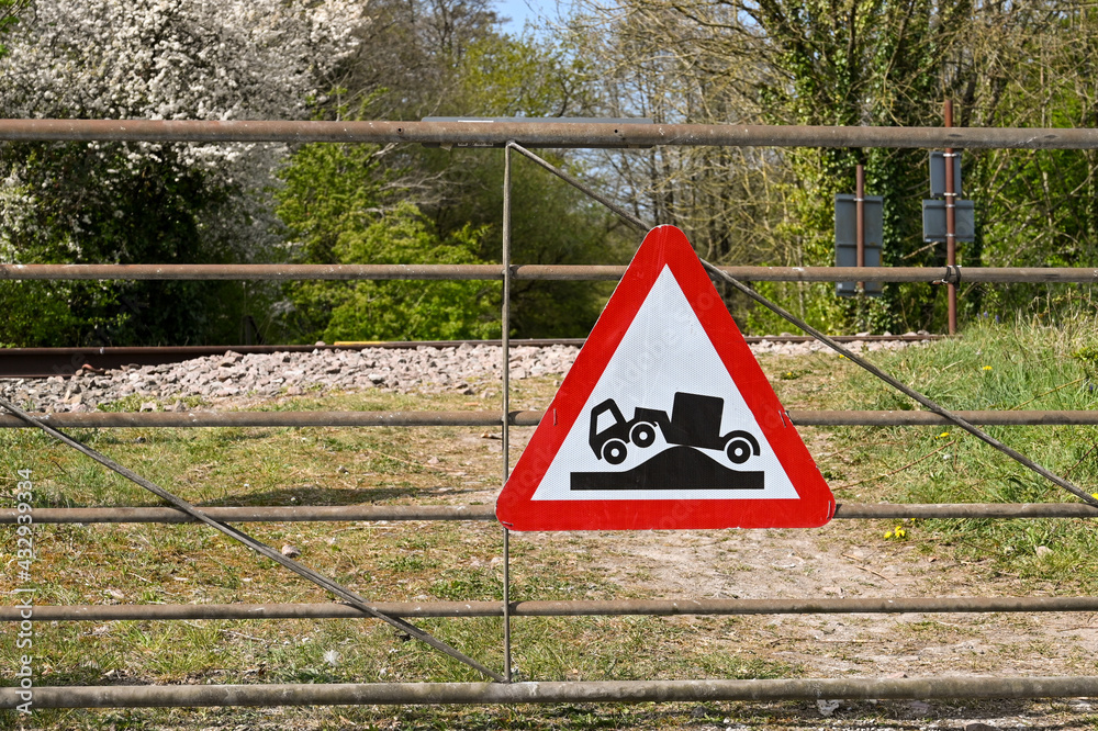 Triangular warning sign about the risk of grounding for drivers of long ...
