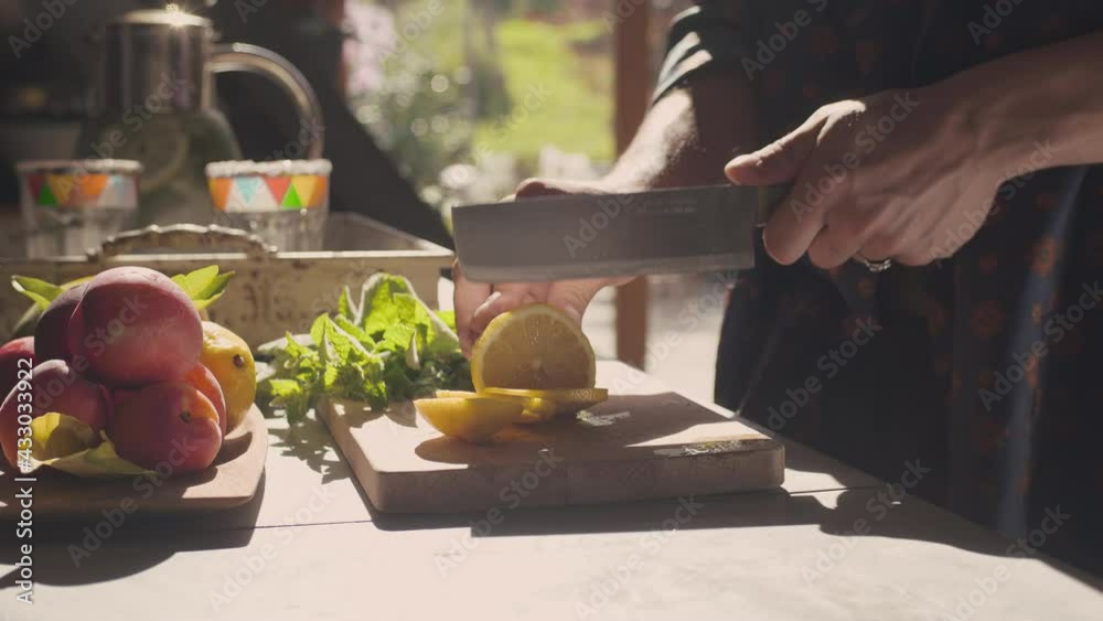 Main de jeune homme découpe des citron pour une citronnade pour le ...