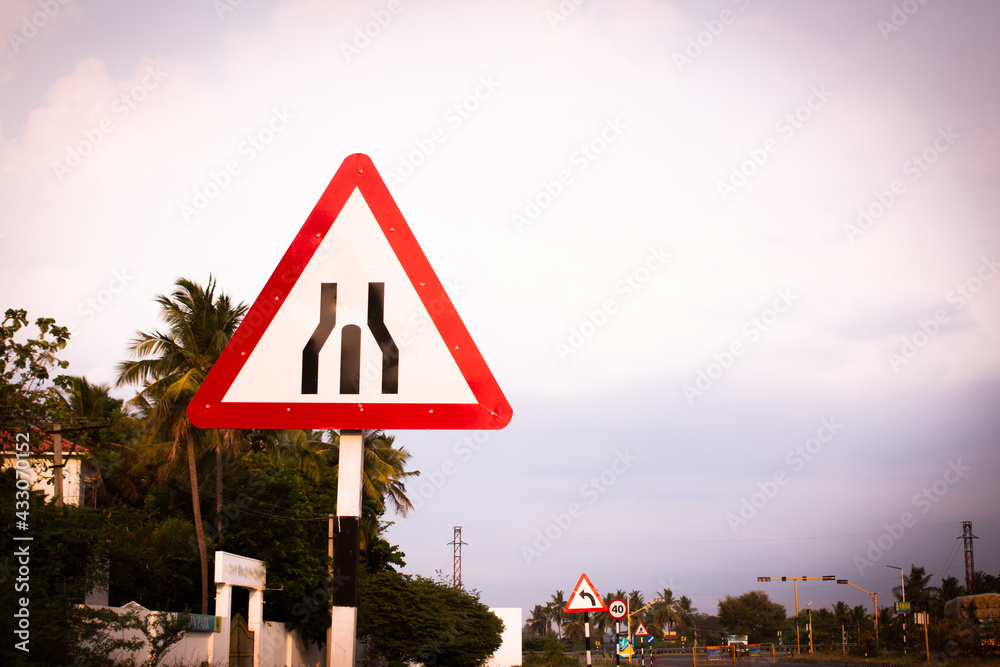 Foto de Indian road cautionary sign indicating dual carriageway is ...