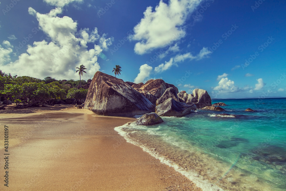 Felsen Felswand mit Vegetation und Palmen am Strand und Meer unter ...