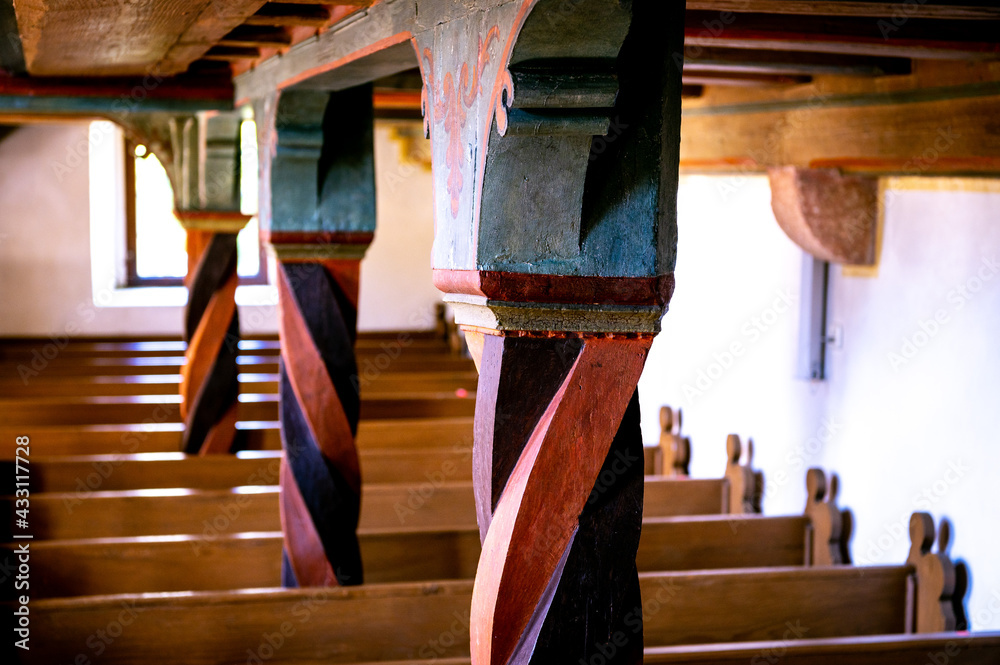 historische Kirche Innenraum mit Christus und Altar Stock Photo | Adobe Stock