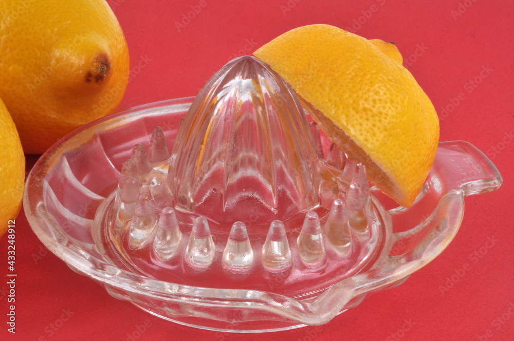 Préparation d'un jus de citron avec un presse agrume en verre foto de ...