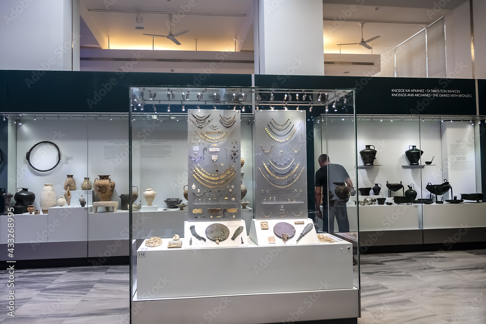 Beautiful samples of Minoan art in the Heraklion Archaeological Museum ...