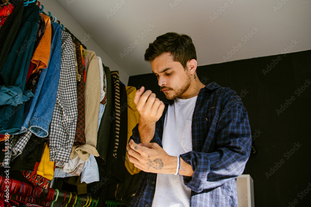 Hombre gay con camisa azul vistiéndose en su habitación Stock Photo ...