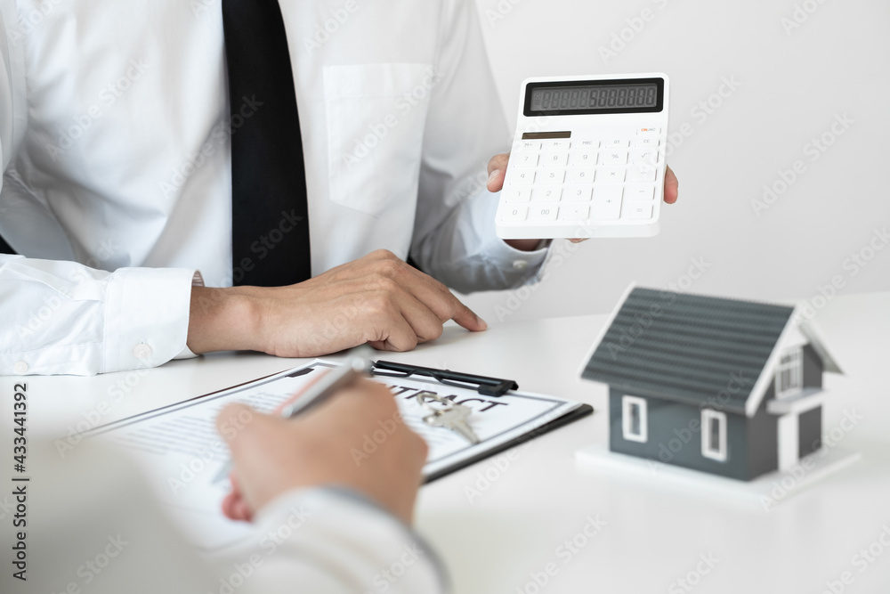 Home insurance agent using the calculator for calculate premium rate to ...