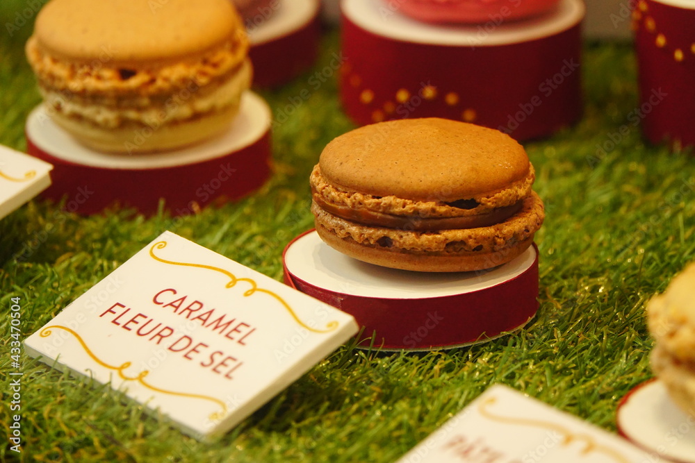 Macaron goût caramel fleur de sel, dans la vitrine d'une pâtisserie ...