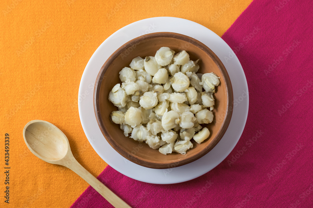plato de mote comida peruana vista cenital con fondo colores andinos ...