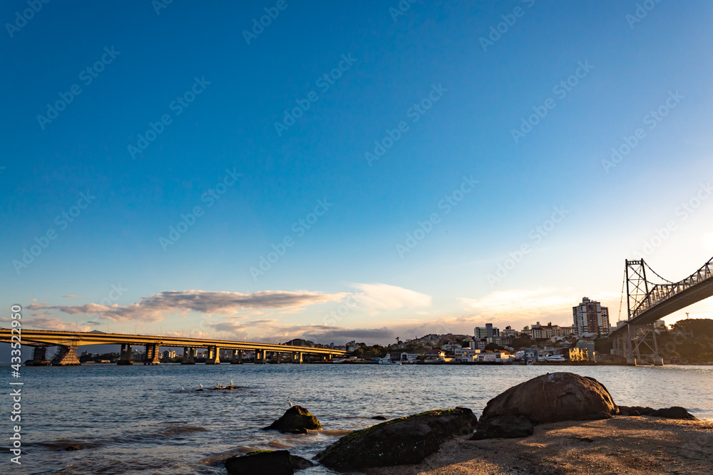 ponte de Florianópolis com a Ponte Hercílio Luz e a Ponte Pedro Ivo ...