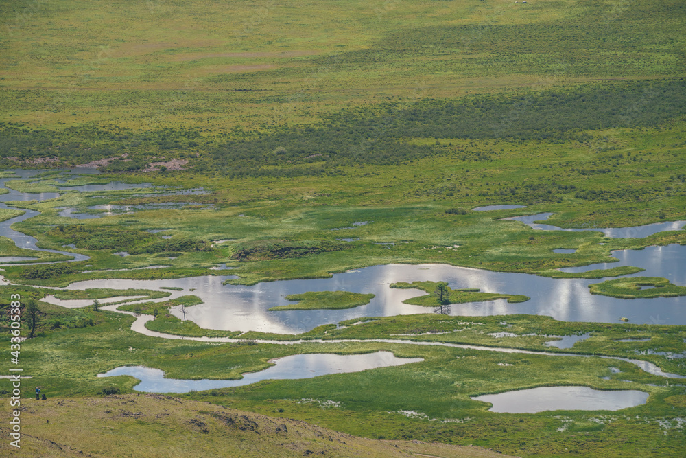 Foto de Beautiful green mountain scenery with lake system on tableland ...