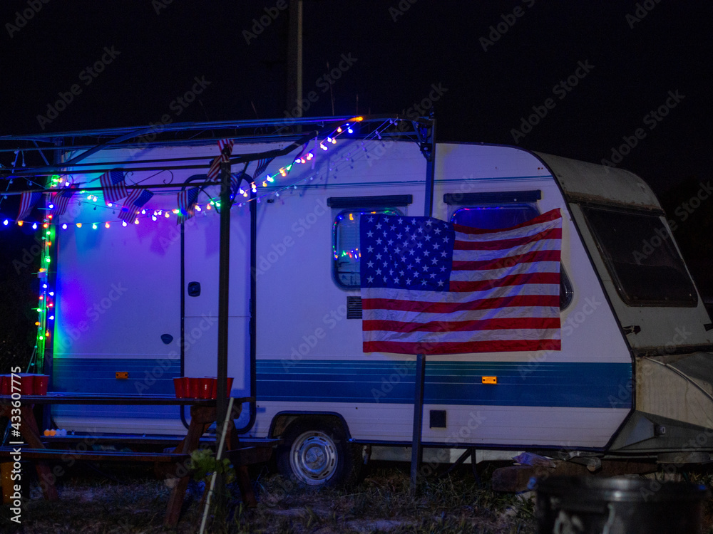 caravana con luces y bandera de los estados unidos celebrando el día de ...