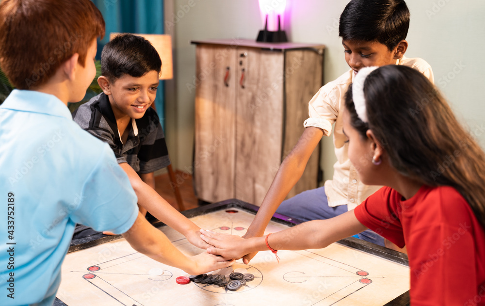 Foto de Focus on Carrom Coins, Group of kids to decide for pair to play ...