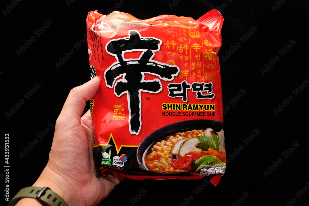 Foto de Kuala Lumpur, Malaysia - May 2021: Halal version of Nongshim ...