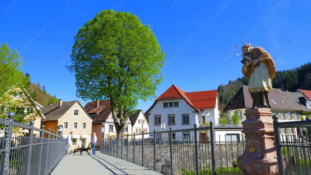 Blick über Brücke der Kinzig im Schwarzwald in Wolfach mit Statue, Baum ...
