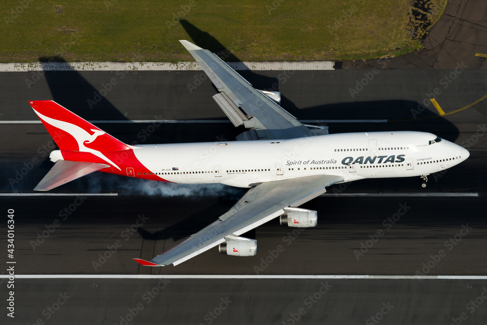 Qantas Airways Boeing 747 landing in Sydney Kingsford Smith ...