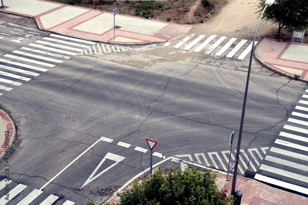 Stockfoto Cruce de calles asfaltadas visto desde arriba en Madrid ...