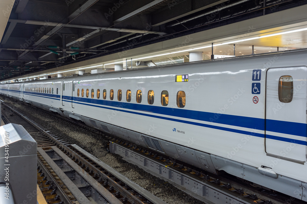 Foto de N700 Series Shinkansen high-speed bullet train at Tokyo Station ...