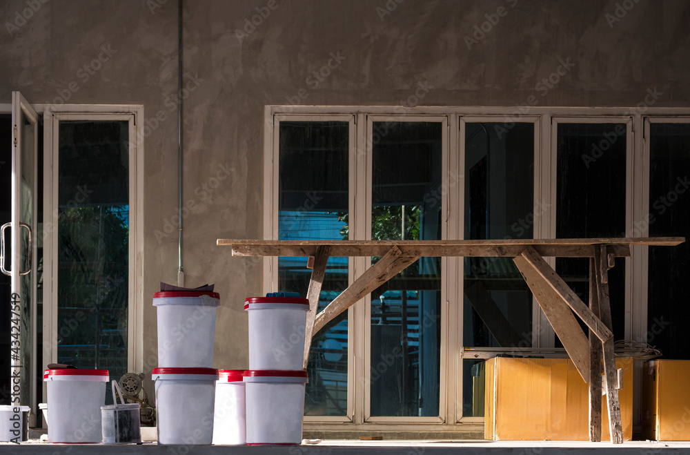 Foto de Front view of many mixing concrete polymer buckets and various ...