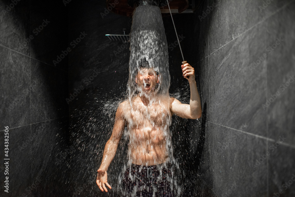 Fotografia do Stock: Man hardening with bucket of ice cold water after ...