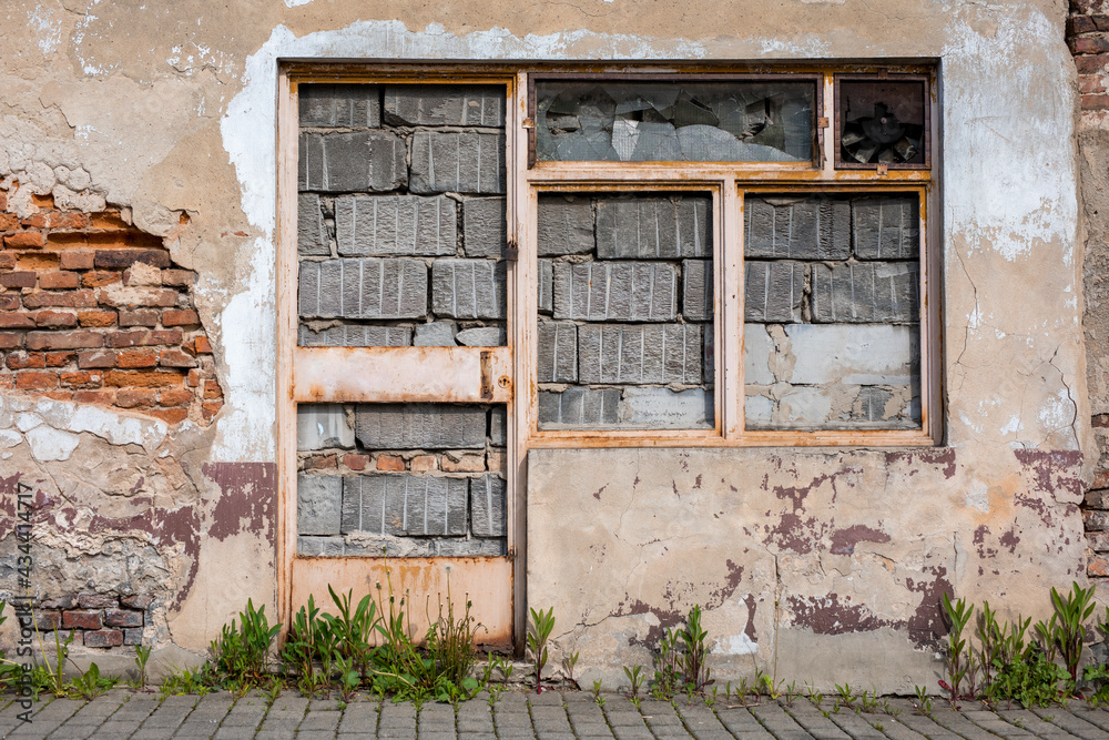 bricked-up storefront, abandoned shop, devastated store front, city ...