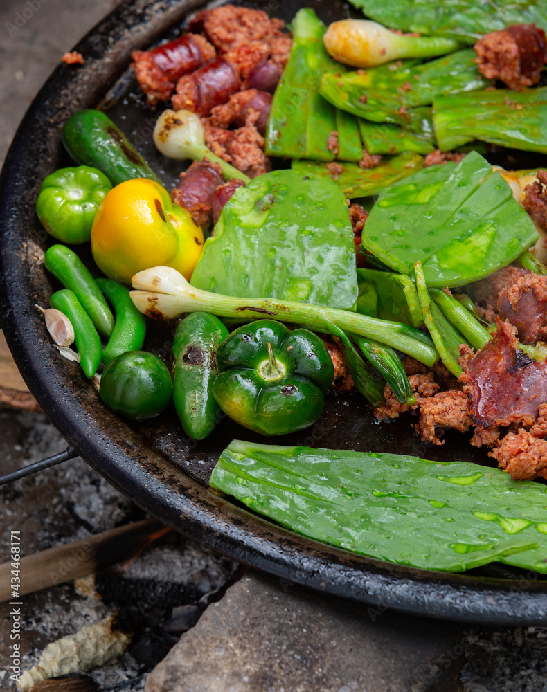 Guisado de vegetales, nopales, chile, cebolla, tomates, ajos y ...