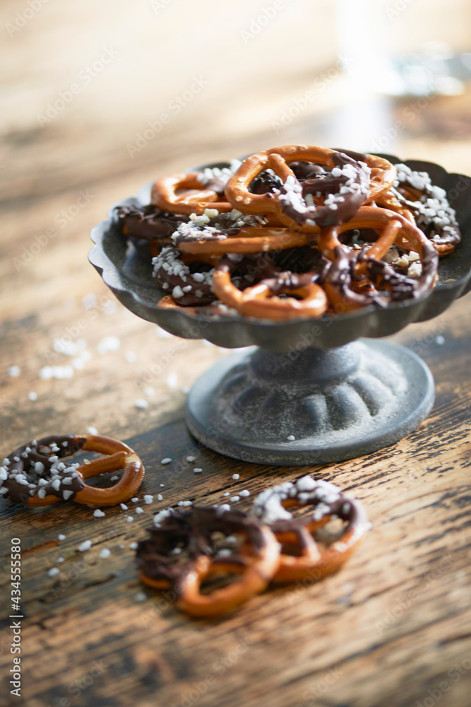 Mini-Brezel mit Schokoglasur und Hagelzucker foto de Stock | Adobe Stock