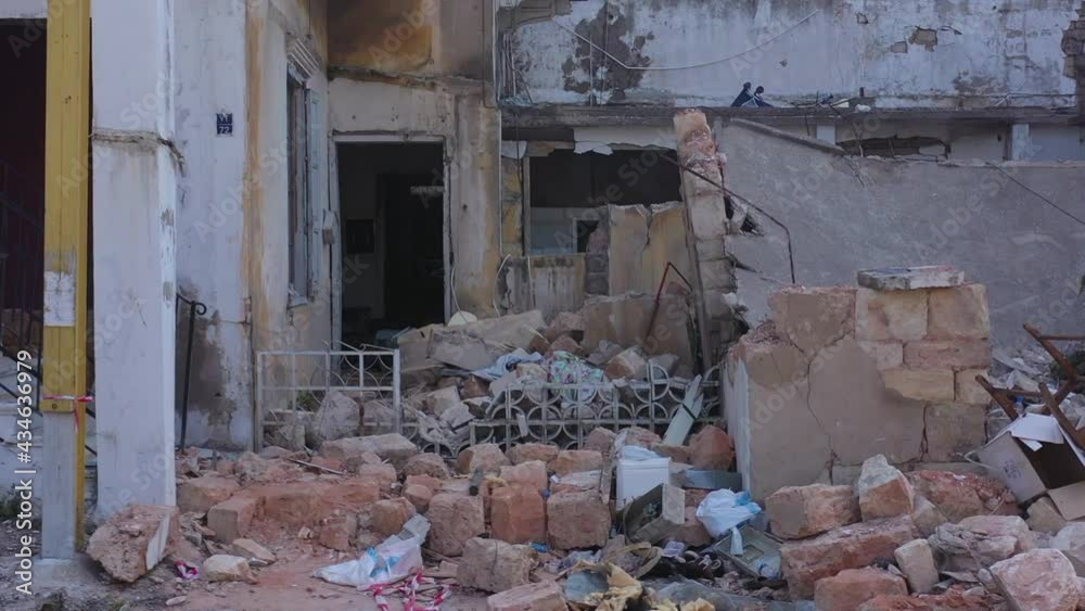 Video „Beirut, Lebanon, 2020: day drone shot track in and lift up of ...