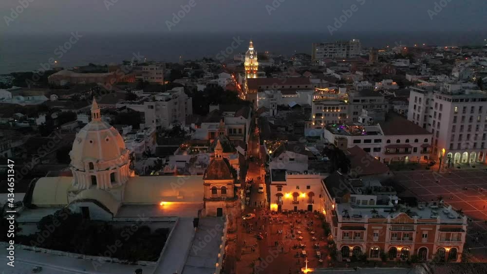 Anochecer en Cartagena Colombia ciudad colonial catedrales y luces ...