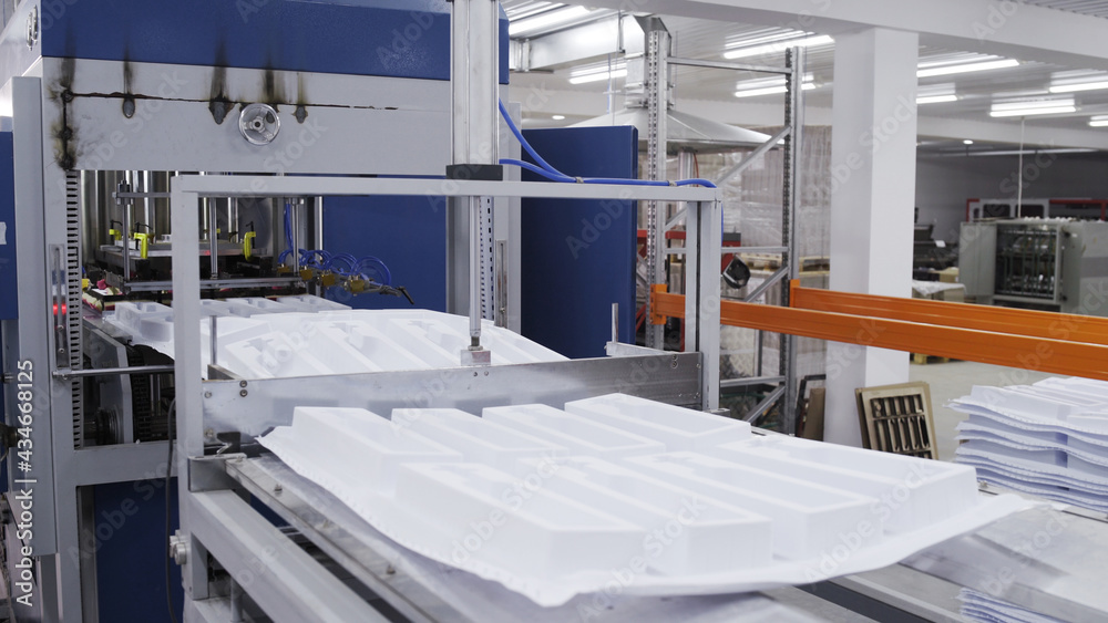 Foto de Create plastic package and packing. Machines create packing for ...