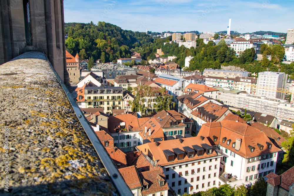 Vue sur la ville de Lausanne depuis le haut du clocher de la cathédrale ...