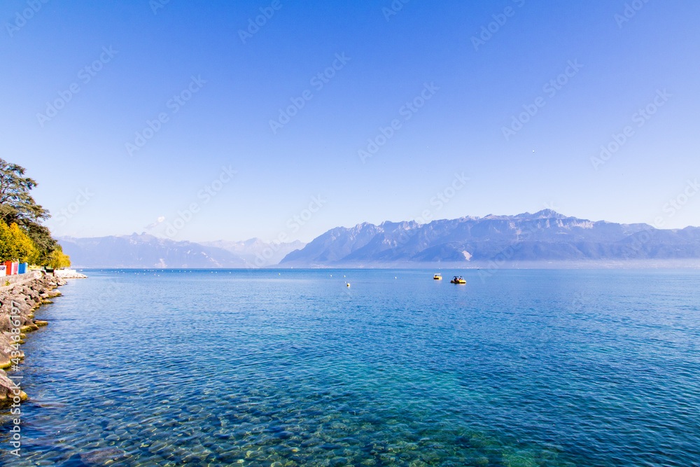 Vue d'été sur le lac Léman depuis les quais d'Ouchy à Lausanne (Canton ...