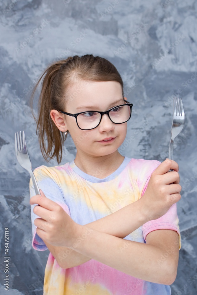 Laterality. The girl holds a fork in both left and right hands. He can ...