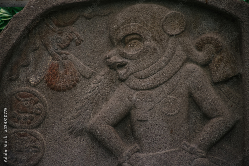Figura maya de micoleón elaborada en piedra volcánica por artesanos ...