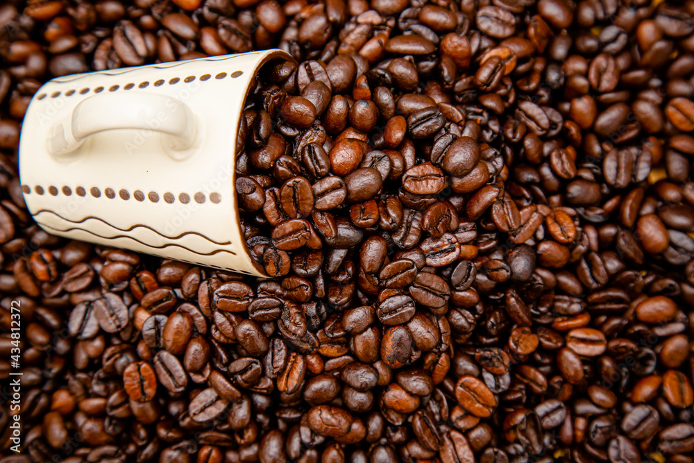 Xicara com café quente direto da fazenda em grãos torrado de café ...