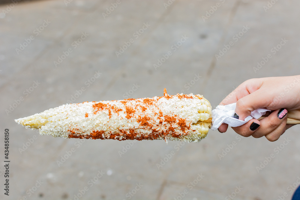 Elote con crema de leche, queso y chile. Comida rapida mexicana ...