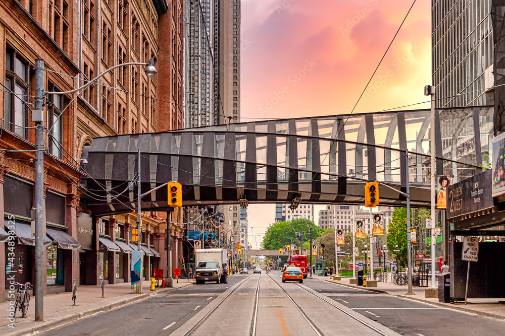 Toronto Eaton Centre (TEC) pedestrian bridge connecting the famous ...