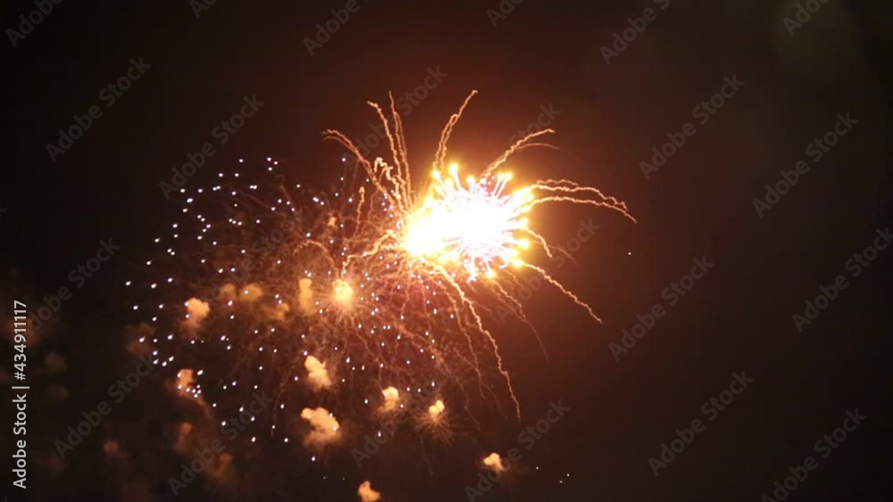Vidéo Stock Colorful golden shiny fireworks with bokeh lights in the ...