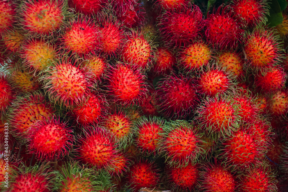 Nephelium lappaceum más conocidas como Lichas rojas close up Stock ...