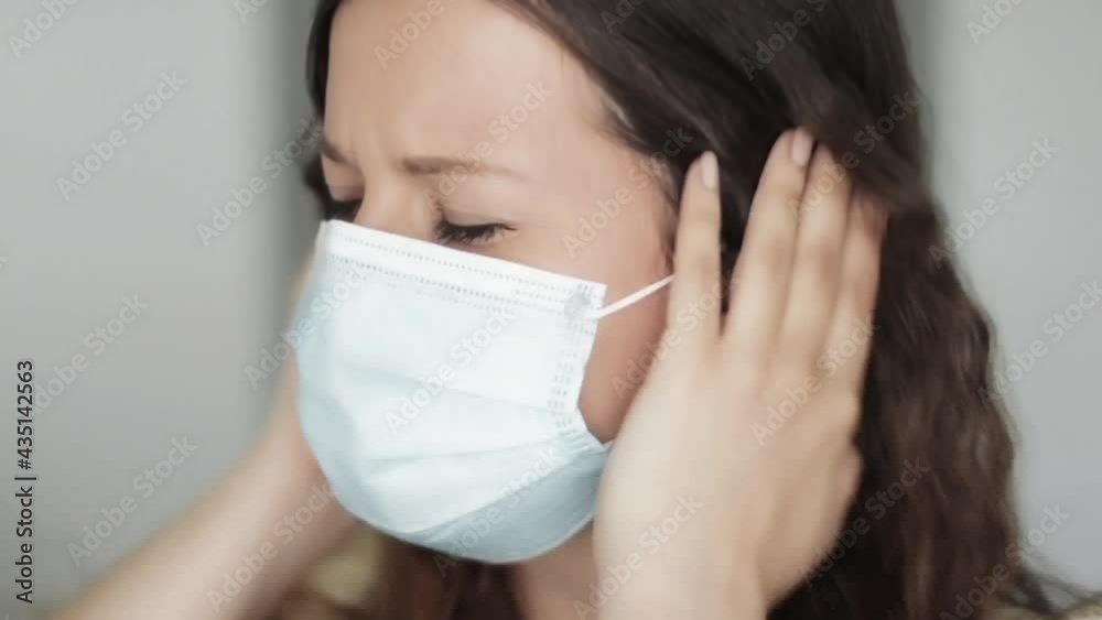 Vidéo Stock Scared woman in protective face mask experience fear ...