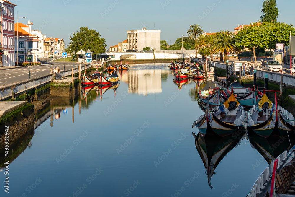 Foto de Cidade de Aveiro. Barcos moliceiros na ria de Aveiro. do Stock ...