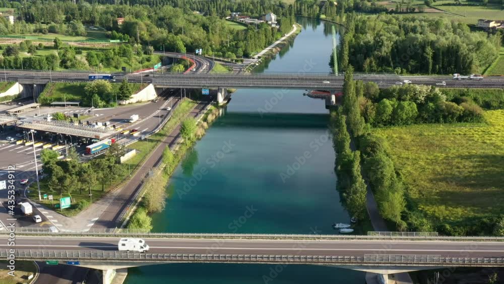 Vidéo Stock Car toll roads in Italy. Panorama Aerial view of a motorway ...
