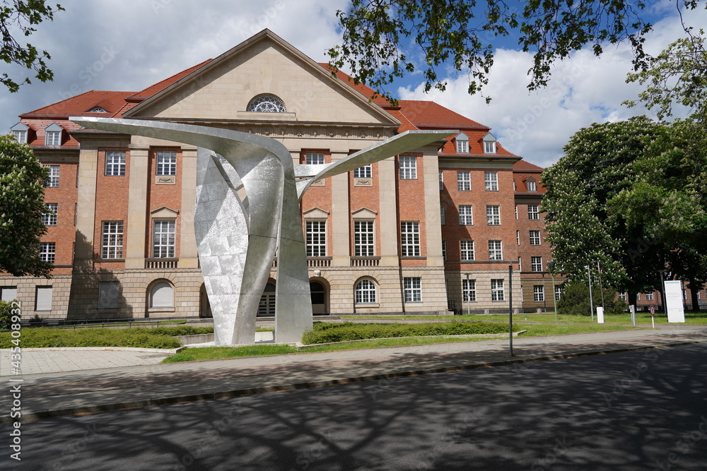 Verwaltungsgebäude von Siemens mit der Skulptur "Wings" ("The Wings ...
